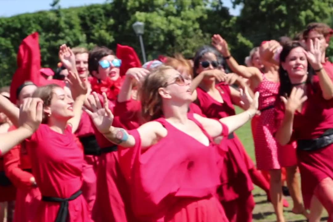 Watch hundreds of Kate Bush fans re-enact the ‘Wuthering Heights’ video ...