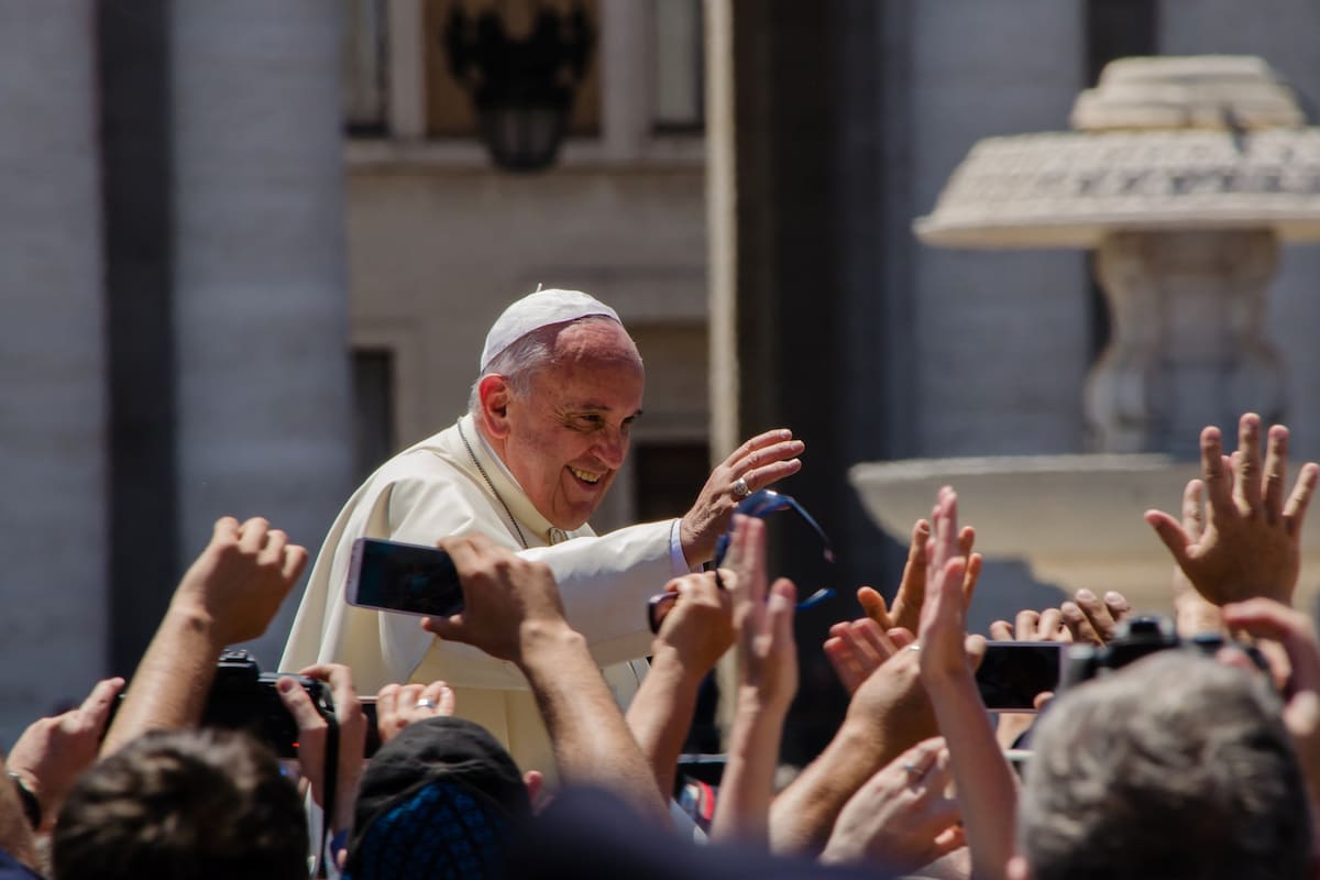 Pope Francis meets with and embraces transgender man | Dazed