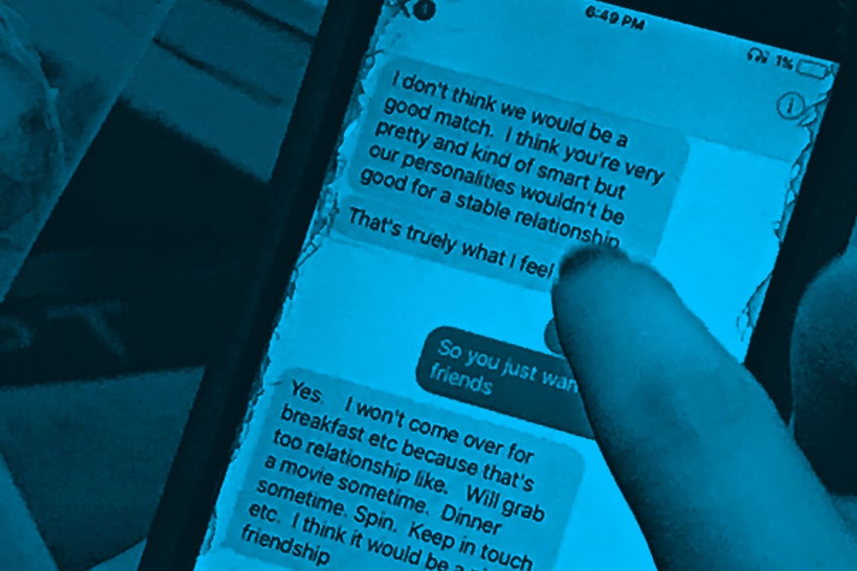 This photographer snaps the intimate texts of strangers on the NYC ...