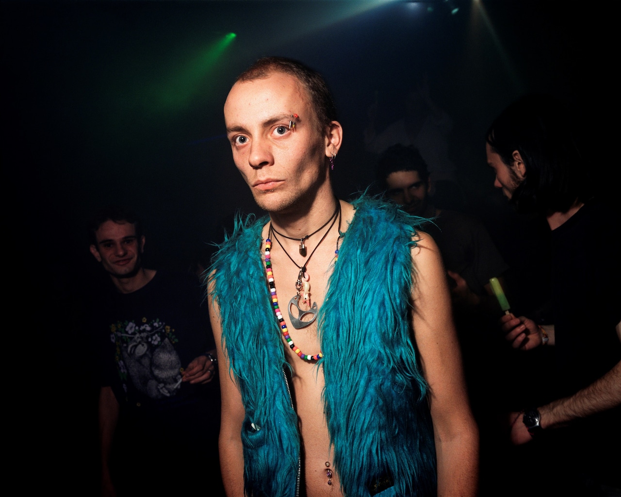 These photos capture the hedonistic club culture of late 90s Britain ...