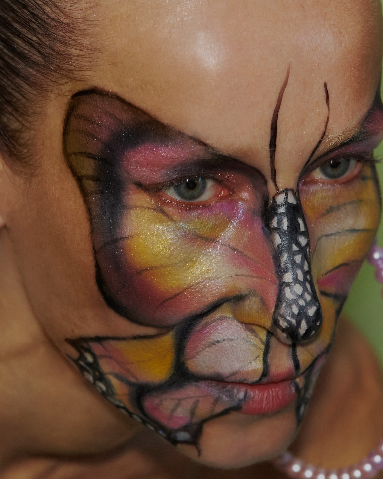This make-up artist uses body paint to transform humans into insects ...