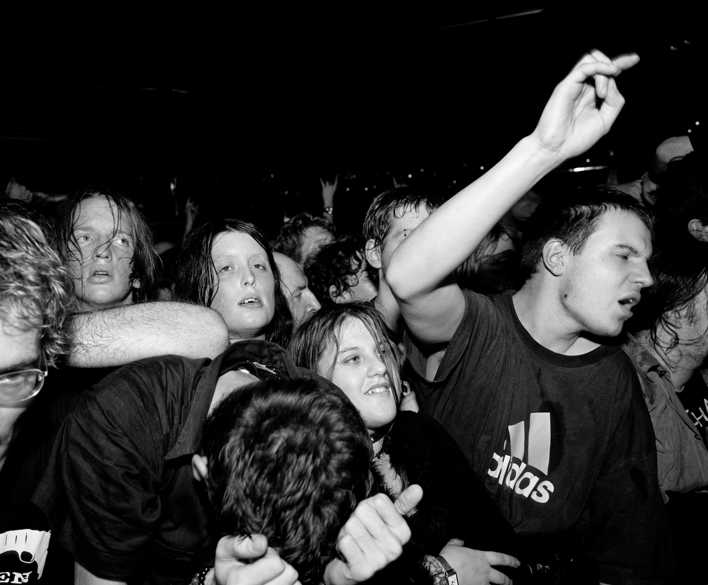 These photos capture the hedonistic club culture of late 90s Britain ...