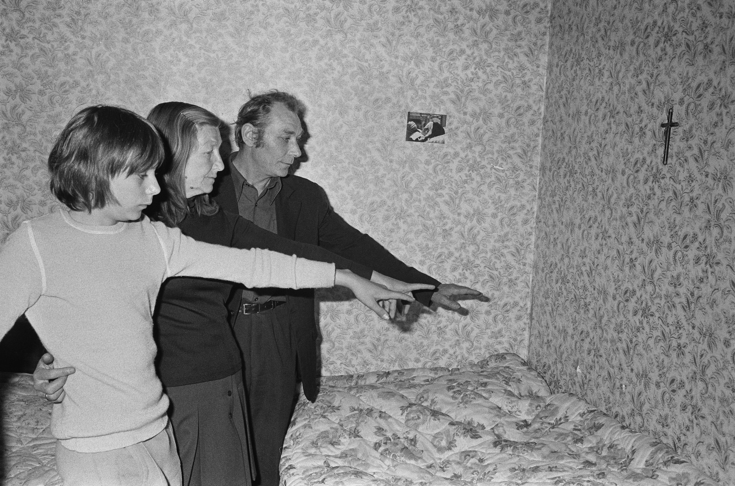 How to talk to ghosts: a guide to mediums, necromancy and séances | Dazed