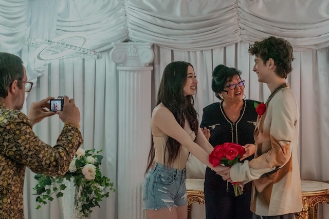 From Y2K to Anora: How hair tinsel became 2025’s first big beauty trend ...