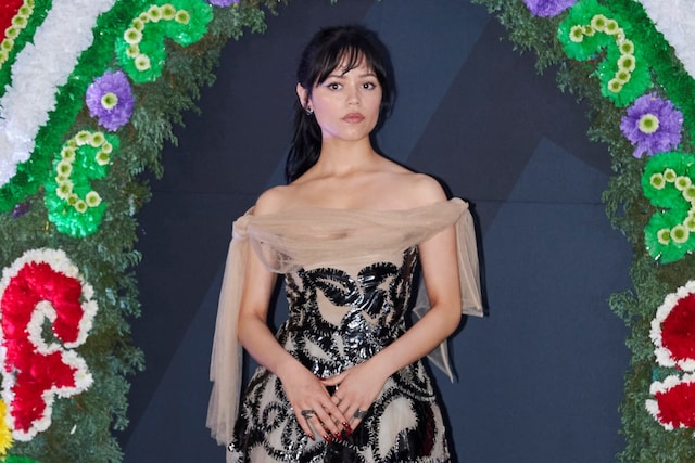 Jenna Ortega joins the method dressing brigade in Beetlejuice cosplay ...