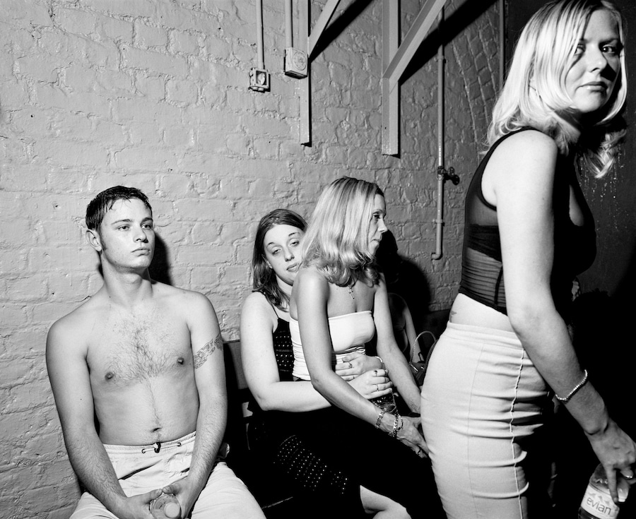These photos capture the hedonistic club culture of late 90s Britain ...